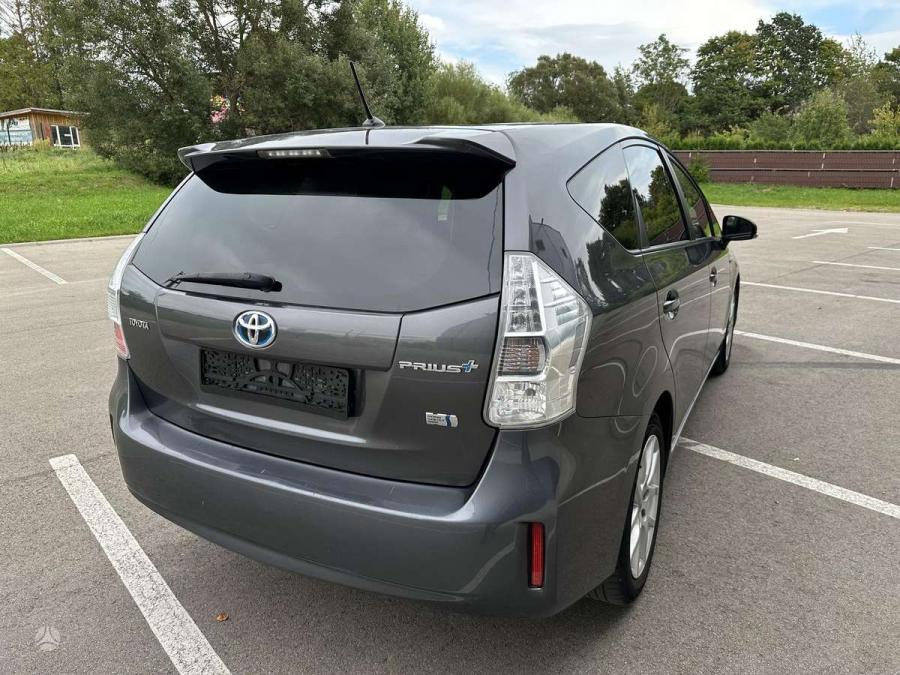 Grey Toyota Prius 2013 in Telschi, with an engine capacity of 1.80 L and mileage of 301 thousand km for 8000 €, photo 6 on AUTOMOTO.COM.LV