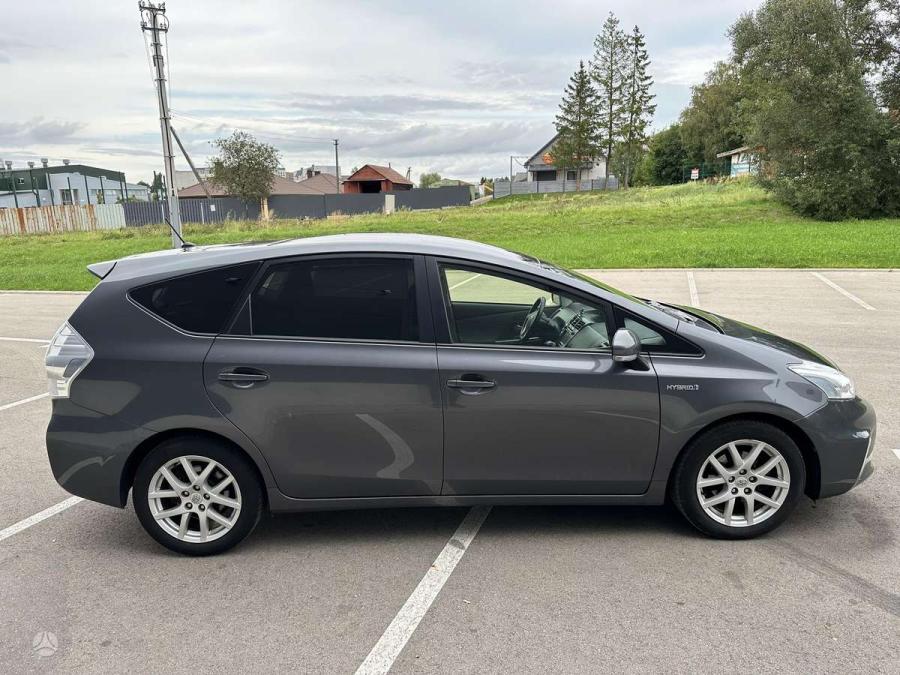 Grey Toyota Prius 2013 in Telschi, with an engine capacity of 1.80 L and mileage of 301 thousand km for 8000 €, photo 7 on AUTOMOTO.COM.LV