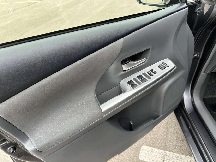 Grey Toyota Prius 2013 in Telschi, with an engine capacity of 1.80 L and mileage of 301 thousand km for 8000 €, photo 13 on AUTOMOTO.COM.LV