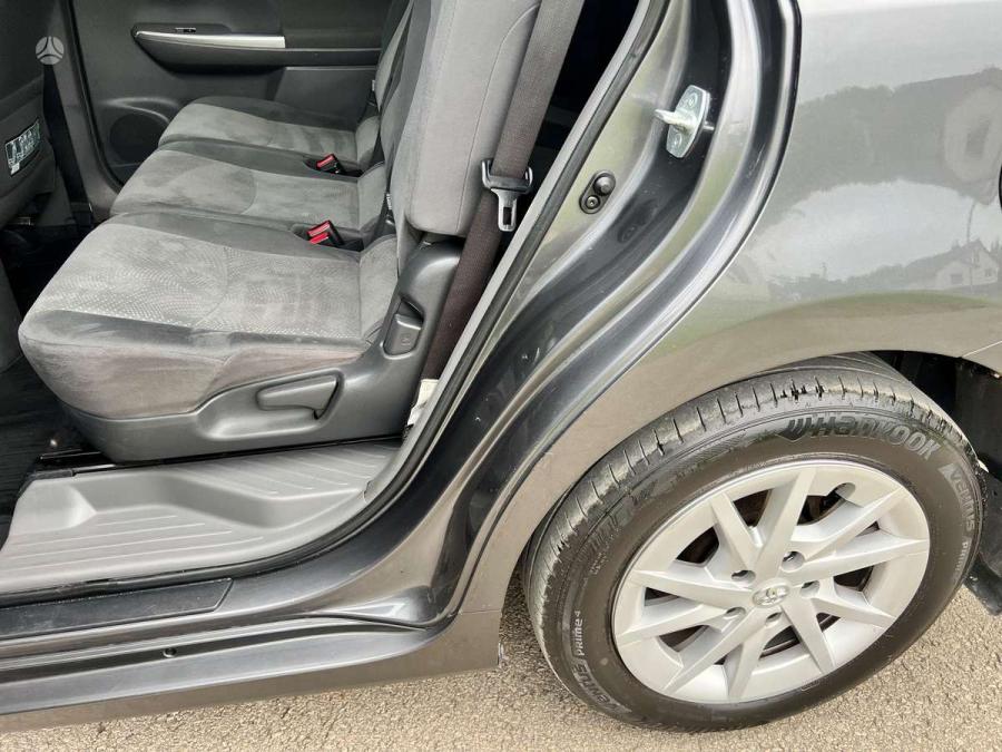 Pelēks Toyota Prius 2013 Marijampole, ar dzinēja tilpumu 1.80 L un nobraukumu 307 tūkst. km par 8500 €, foto 27 vietnē AUTOMOTO.COM.LV