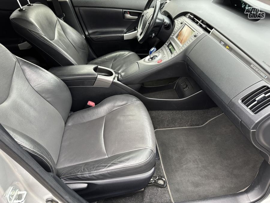 Grey Toyota Prius 2014 in Avizieniai, with an engine capacity of 1.80 L and mileage of 261 thousand km for 8750 €, photo 5 on AUTOMOTO.COM.LV