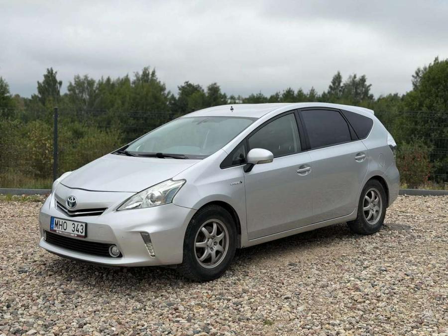 Grey Toyota Prius 2014 in Vilnius, with an engine capacity of 1.80 L and mileage of 444 thousand km for 7300 €, photo 8 on AUTOMOTO.COM.LV