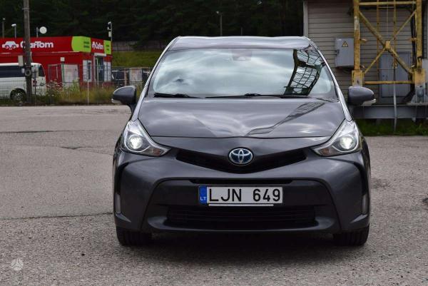Grey Toyota Prius 2018 in Vilnius, with an engine capacity of 1.80 L and mileage of 268 thousand km for 9350 €, photo 5 on AUTOMOTO.COM.LV