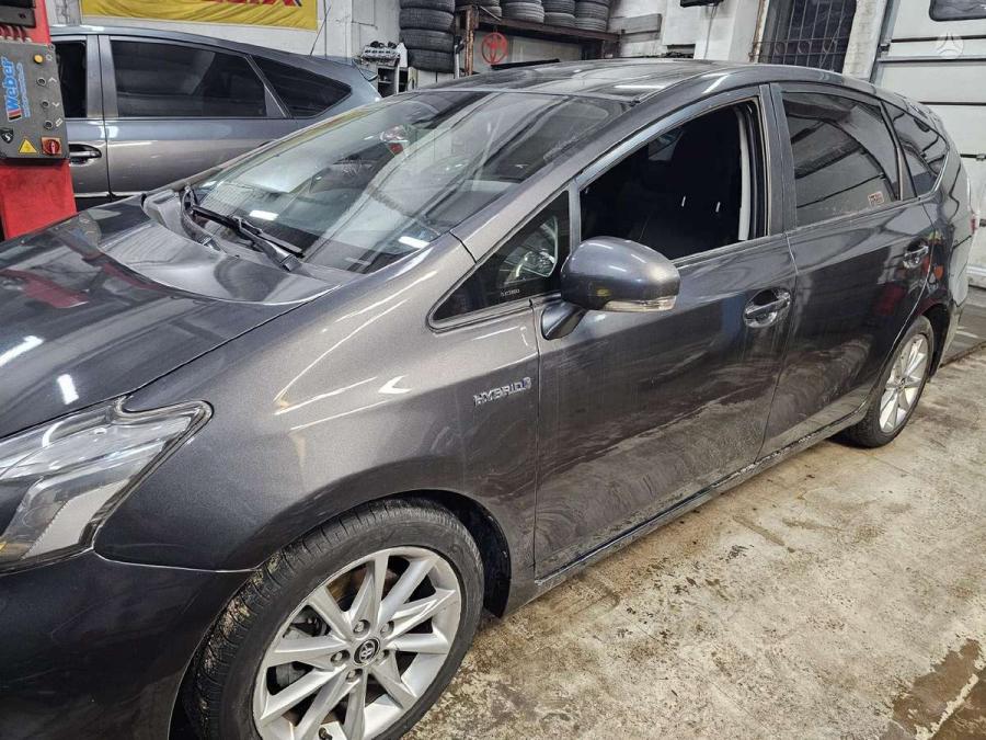Grey Toyota Prius 2019 in Vilnius, with an engine capacity of 1.80 L and mileage of 218 thousand km for 13200 €, photo 3 on AUTOMOTO.COM.LV