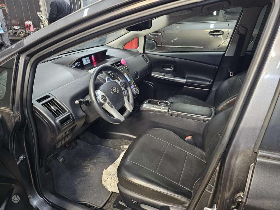Grey Toyota Prius 2019 in Vilnius, with an engine capacity of 1.80 L and mileage of 218 thousand km for 13200 €, photo 7 on AUTOMOTO.COM.LV