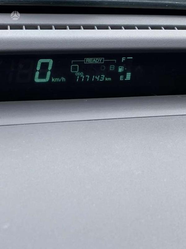 Grey Toyota Prius 2000 in Klaipeda, with an engine capacity of 1.50 L and mileage of 177 thousand km for 2000 €, photo 5 on AUTOMOTO.COM.LV