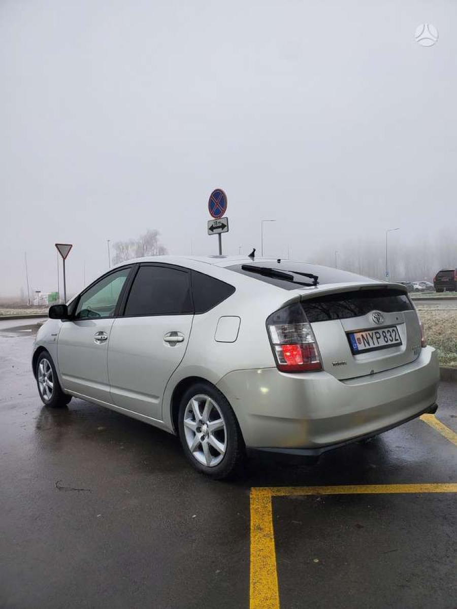 Pelēks Toyota Prius 2005 Viļņa, ar dzinēja tilpumu 1.49 L un nobraukumu 163 tūkst. km par 2950 €, foto 1 vietnē AUTOMOTO.COM.LV