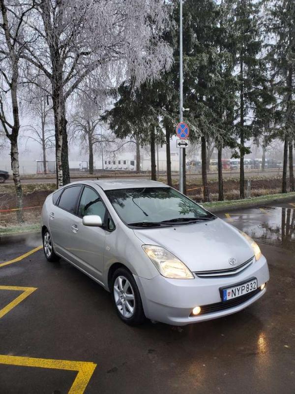 Grey Toyota Prius 2005 in Vilnius, with an engine capacity of 1.49 L and mileage of 163 thousand km for 2950 €, photo 4 on AUTOMOTO.COM.LV