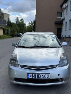 Grey Toyota Prius 2005 in Vilnius, with an engine capacity of 1.50 L and mileage of 286 thousand km for 2600 €, photo  on AUTOMOTO.COM.LV
