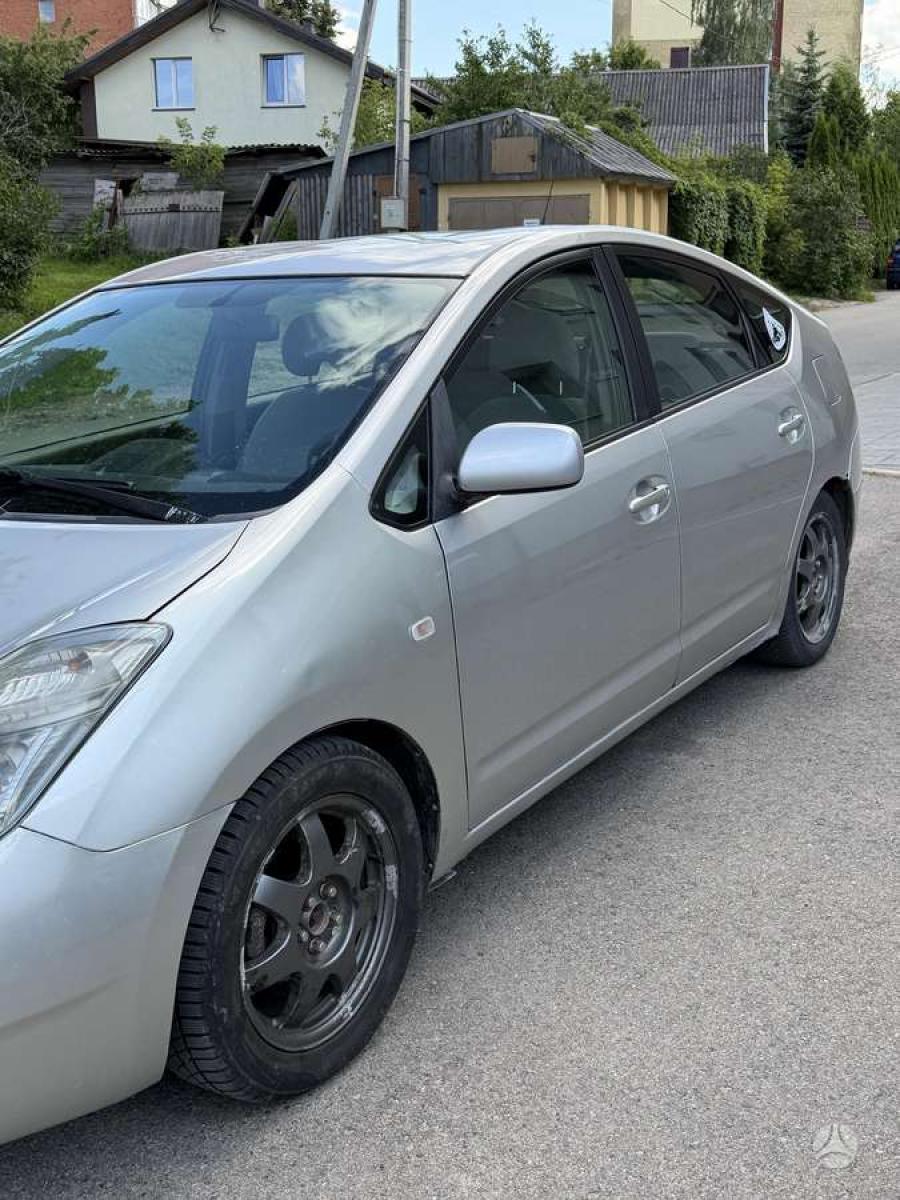 Grey Toyota Prius 2005 in Vilnius, with an engine capacity of 1.50 L and mileage of 286 thousand km for 2600 €, photo 3 on AUTOMOTO.COM.LV