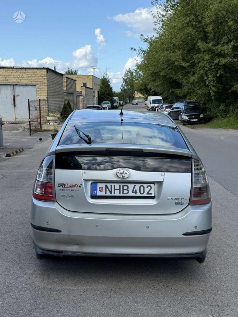 Grey Toyota Prius 2005 in Vilnius, with an engine capacity of 1.50 L and mileage of 286 thousand km for 2600 €, photo 4 on AUTOMOTO.COM.LV