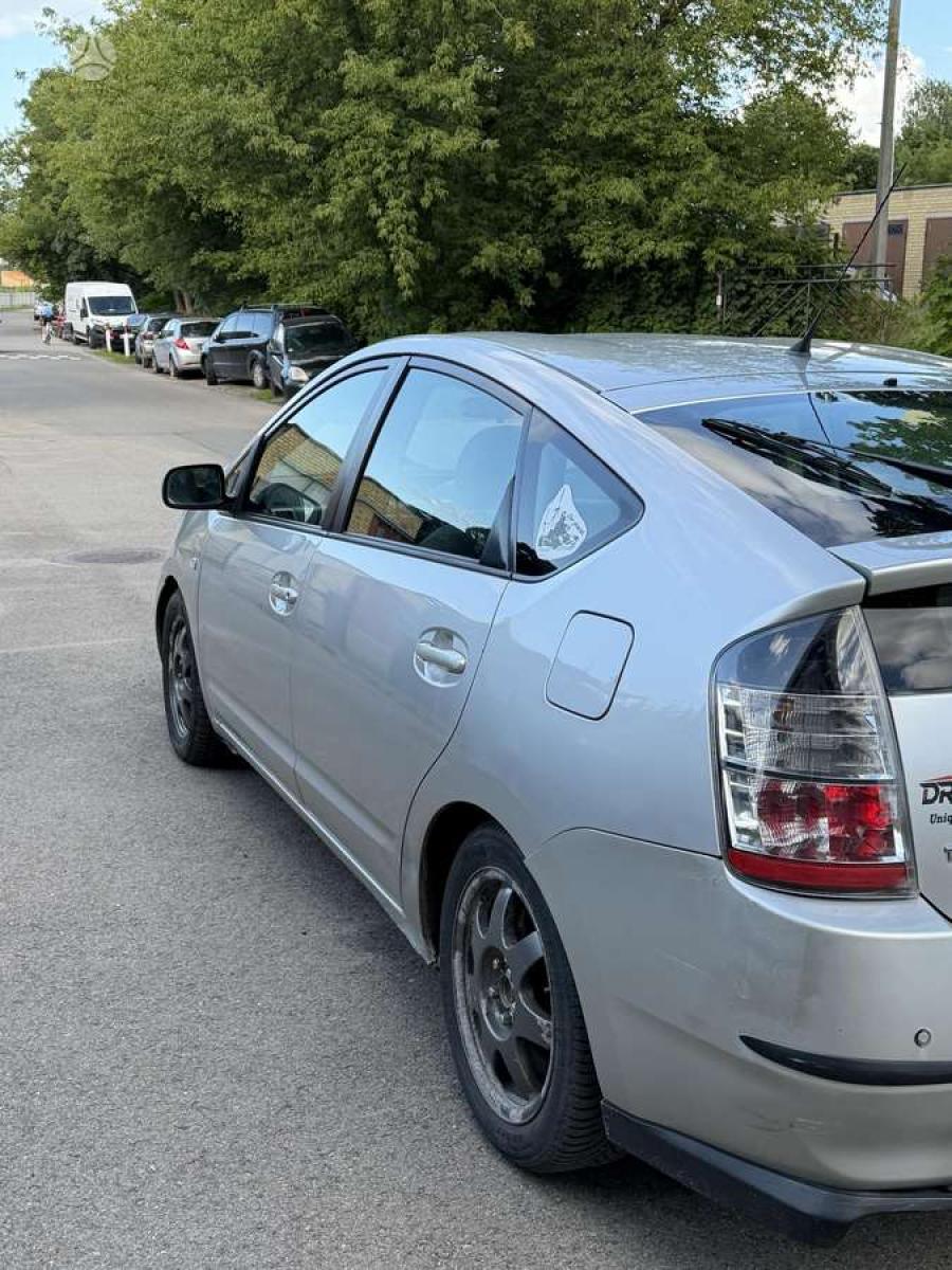 Grey Toyota Prius 2005 in Vilnius, with an engine capacity of 1.50 L and mileage of 286 thousand km for 2600 €, photo 5 on AUTOMOTO.COM.LV