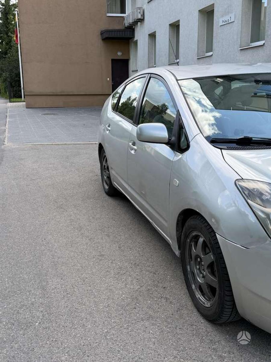 Grey Toyota Prius 2005 in Vilnius, with an engine capacity of 1.50 L and mileage of 286 thousand km for 2600 €, photo 7 on AUTOMOTO.COM.LV