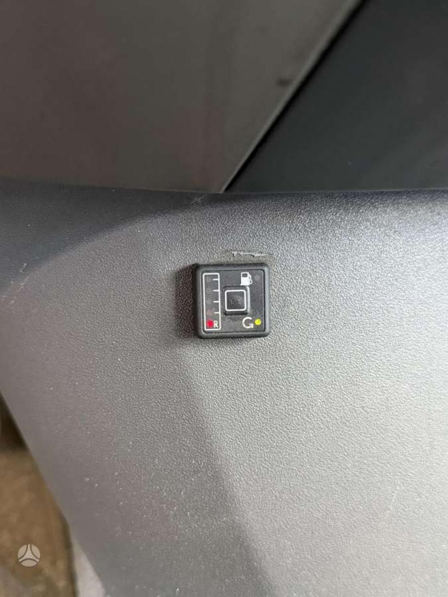Grey Toyota Prius 2005 in Vilnius, with an engine capacity of 1.50 L and mileage of 286 thousand km for 2600 €, photo 8 on AUTOMOTO.COM.LV