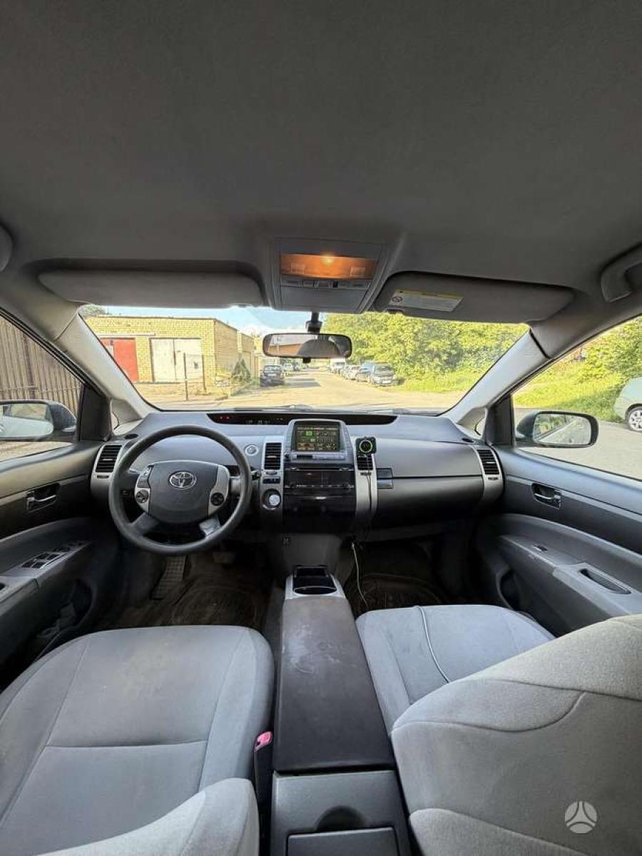 Grey Toyota Prius 2005 in Vilnius, with an engine capacity of 1.50 L and mileage of 286 thousand km for 2600 €, photo 11 on AUTOMOTO.COM.LV