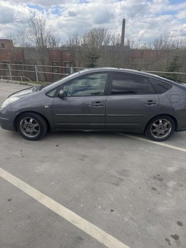 Grey Toyota Prius 2007 in Siauliai, with an engine capacity of 1.50 L and mileage of 315 thousand km for 3300 €, photo 2 on AUTOMOTO.COM.LV