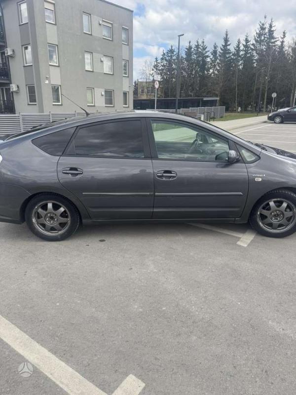 Grey Toyota Prius 2007 in Siauliai, with an engine capacity of 1.50 L and mileage of 315 thousand km for 3300 €, photo 3 on AUTOMOTO.COM.LV