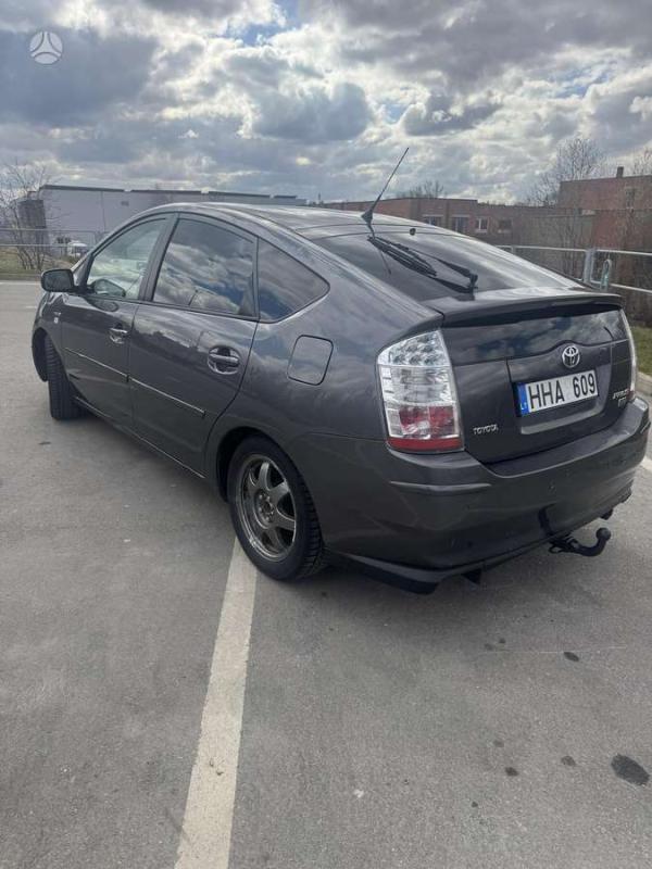 Grey Toyota Prius 2007 in Siauliai, with an engine capacity of 1.50 L and mileage of 315 thousand km for 3300 €, photo 5 on AUTOMOTO.COM.LV
