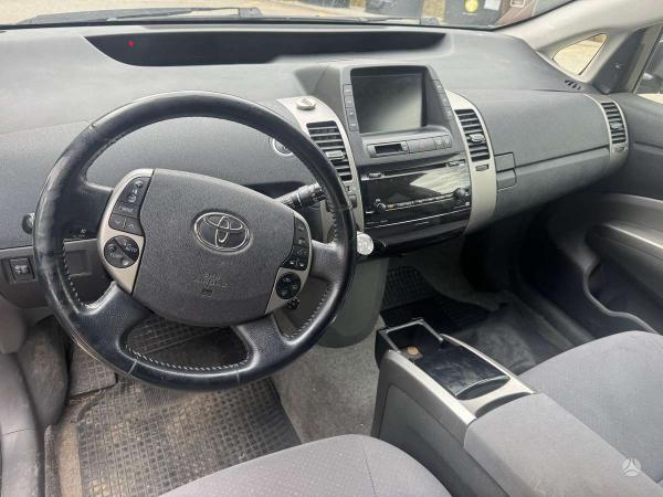 Grey Toyota Prius 2007 in Siauliai, with an engine capacity of 1.50 L and mileage of 315 thousand km for 3300 €, photo 6 on AUTOMOTO.COM.LV
