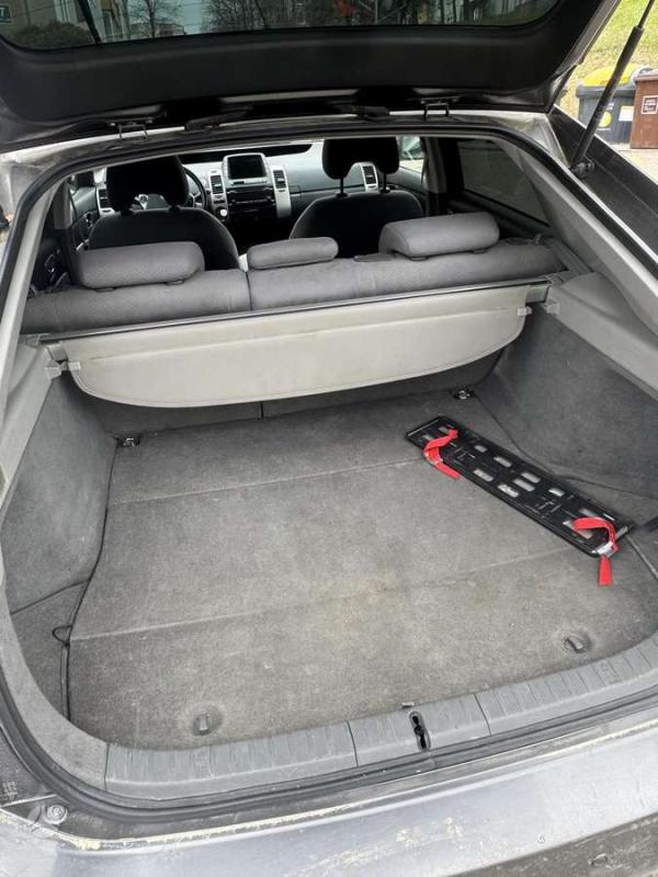 Grey Toyota Prius 2007 in Siauliai, with an engine capacity of 1.50 L and mileage of 315 thousand km for 3300 €, photo 8 on AUTOMOTO.COM.LV