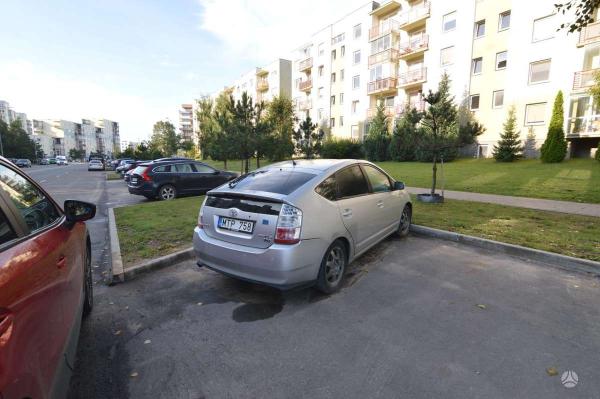Toyota Prius 2008 Viļņa vietnē Pelēks Toyota Prius 2008 Viļņa, ar dzinēja tilpumu 1.80 L un nobraukumu 200 tūkst. km par 2750 €, foto 1 vietnē AUTOMOTO.COM.LV