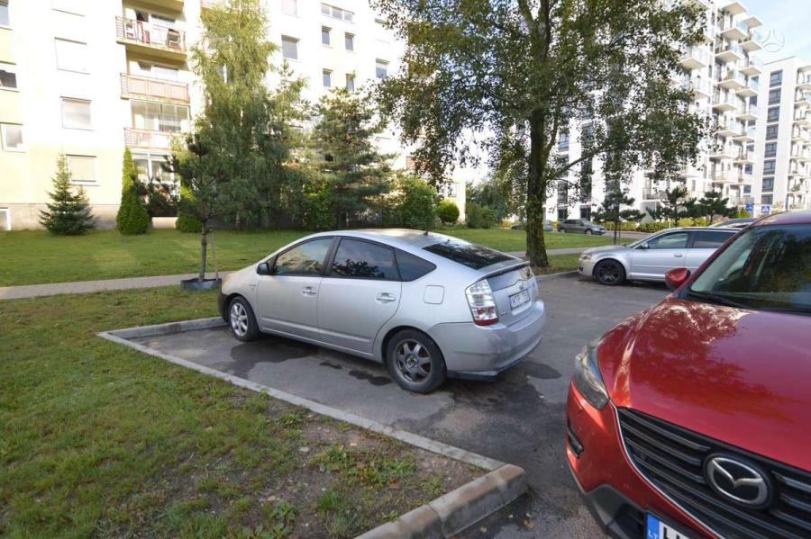 Grey Toyota Prius 2008 in Vilnius, with an engine capacity of 1.80 L and mileage of 200 thousand km for 2750 €, photo 3 on AUTOMOTO.COM.LV