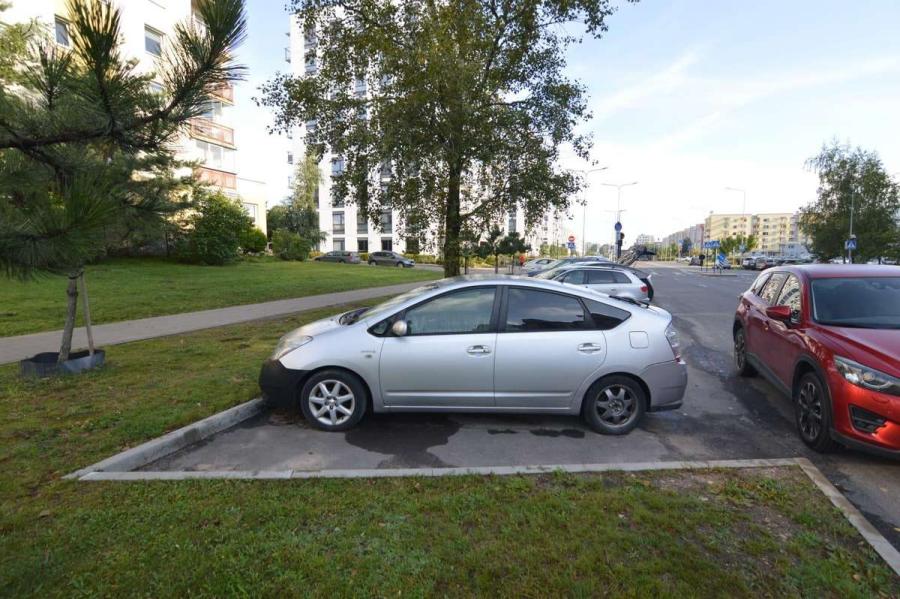 Grey Toyota Prius 2008 in Vilnius, with an engine capacity of 1.80 L and mileage of 200 thousand km for 2750 €, photo 4 on AUTOMOTO.COM.LV