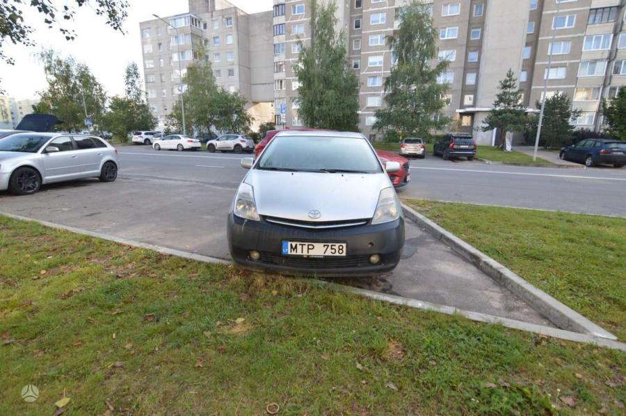 Grey Toyota Prius 2008 in Vilnius, with an engine capacity of 1.80 L and mileage of 200 thousand km for 2750 €, photo 6 on AUTOMOTO.COM.LV