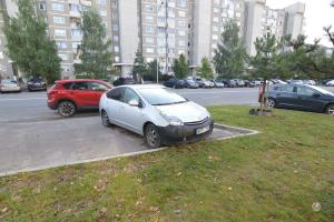 Grey Toyota Prius 2008 in Vilnius, with an engine capacity of 1.80 L and mileage of 200 thousand km for 2750 €, photo 7 on AUTOMOTO.COM.LV