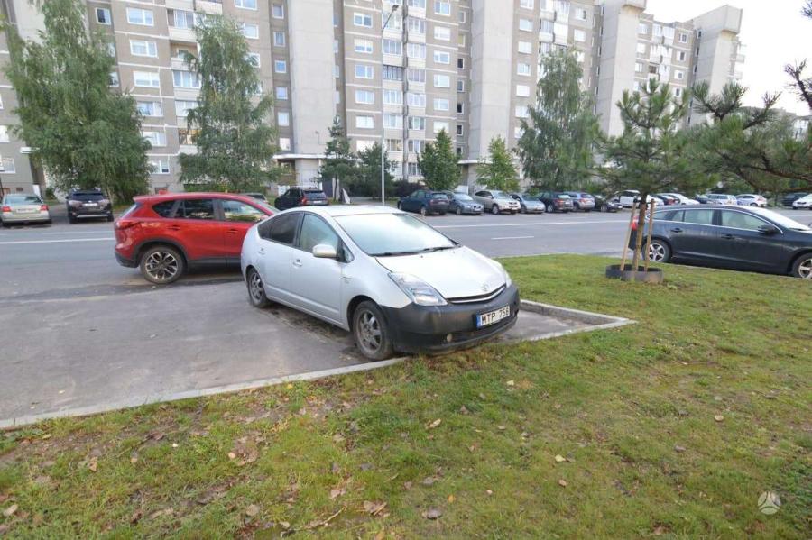Grey Toyota Prius 2008 in Vilnius, with an engine capacity of 1.80 L and mileage of 200 thousand km for 2750 €, photo 7 on AUTOMOTO.COM.LV