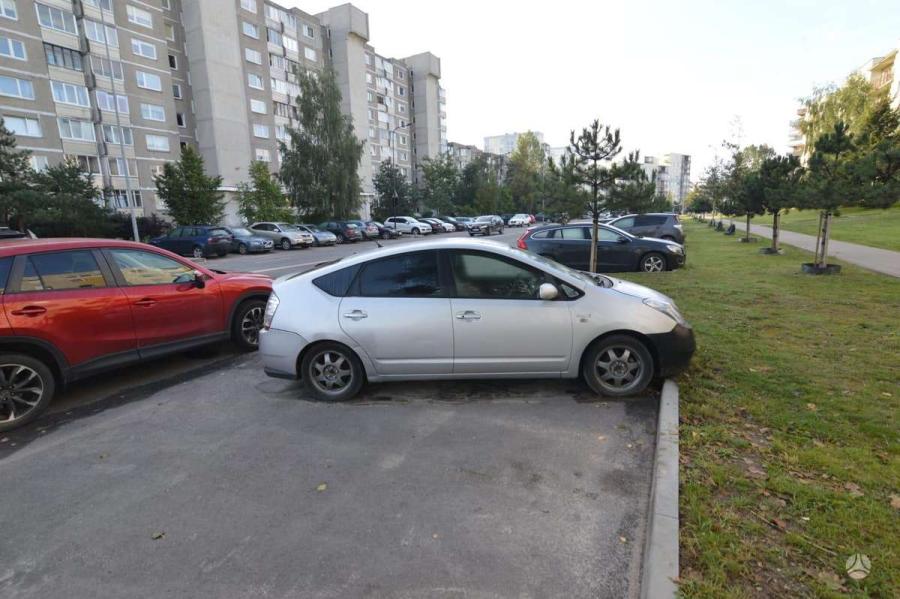 Grey Toyota Prius 2008 in Vilnius, with an engine capacity of 1.80 L and mileage of 200 thousand km for 2750 €, photo 8 on AUTOMOTO.COM.LV