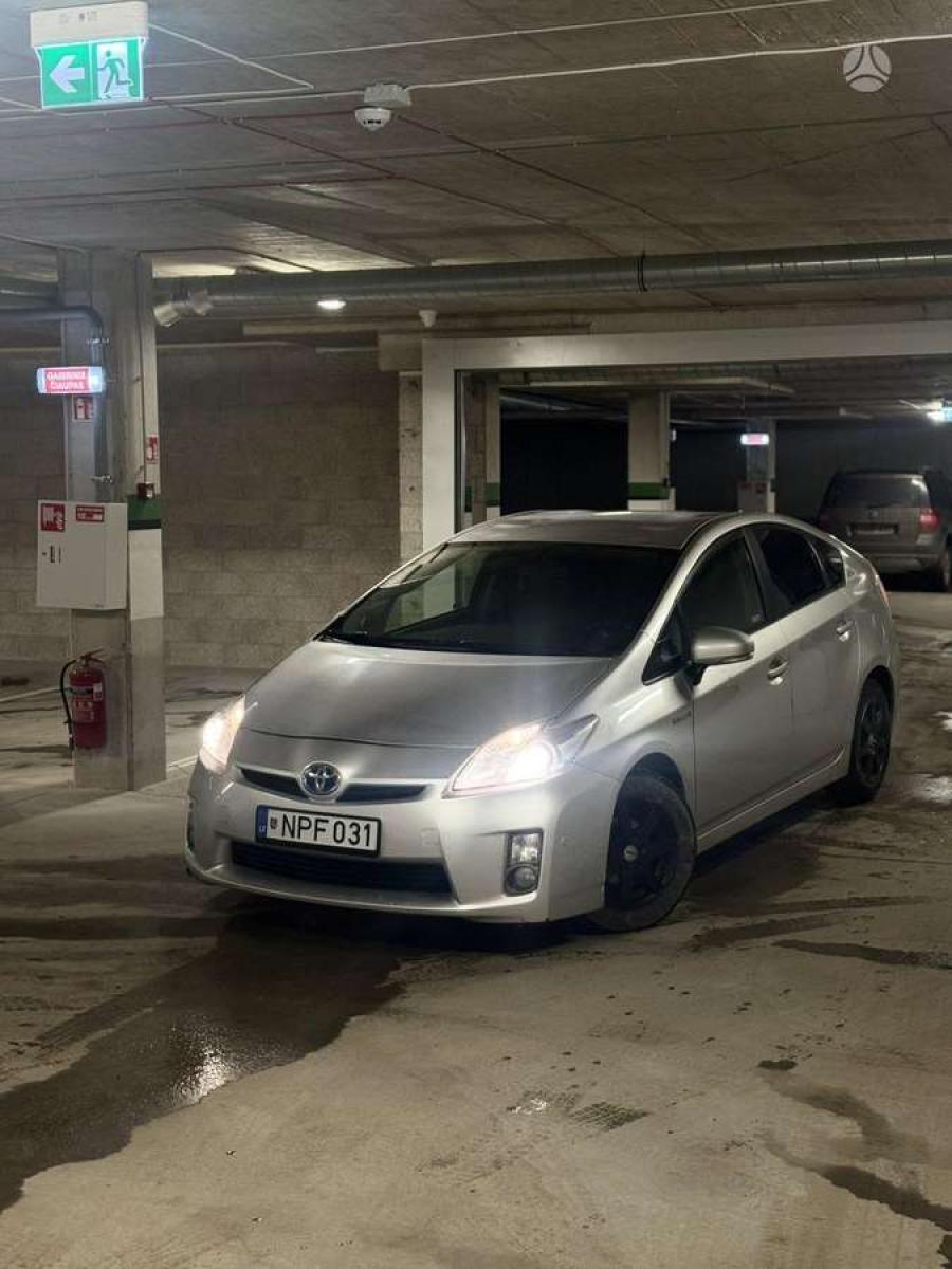 Pelēks Toyota Prius 2011 Viļņa, ar dzinēja tilpumu 1.80 L un nobraukumu 305 tūkst. km par 4850 €, foto 1 vietnē AUTOMOTO.COM.LV