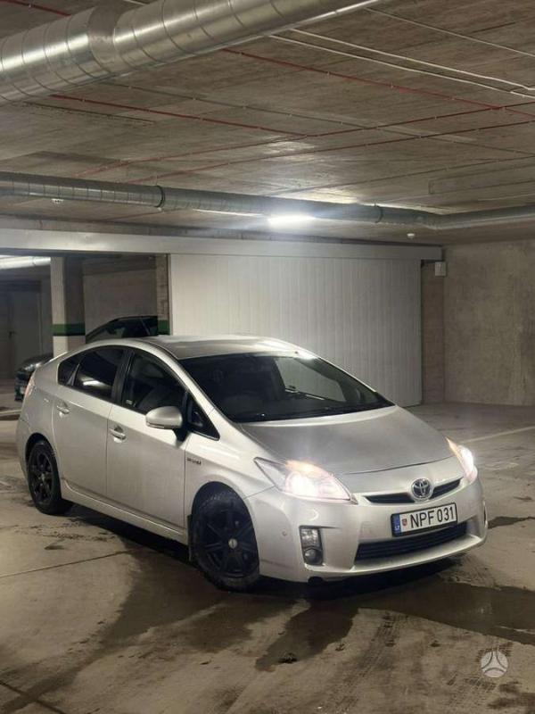 Pelēks Toyota Prius 2011 Viļņa, ar dzinēja tilpumu 1.80 L un nobraukumu 305 tūkst. km par 4850 €, foto 2 vietnē AUTOMOTO.COM.LV