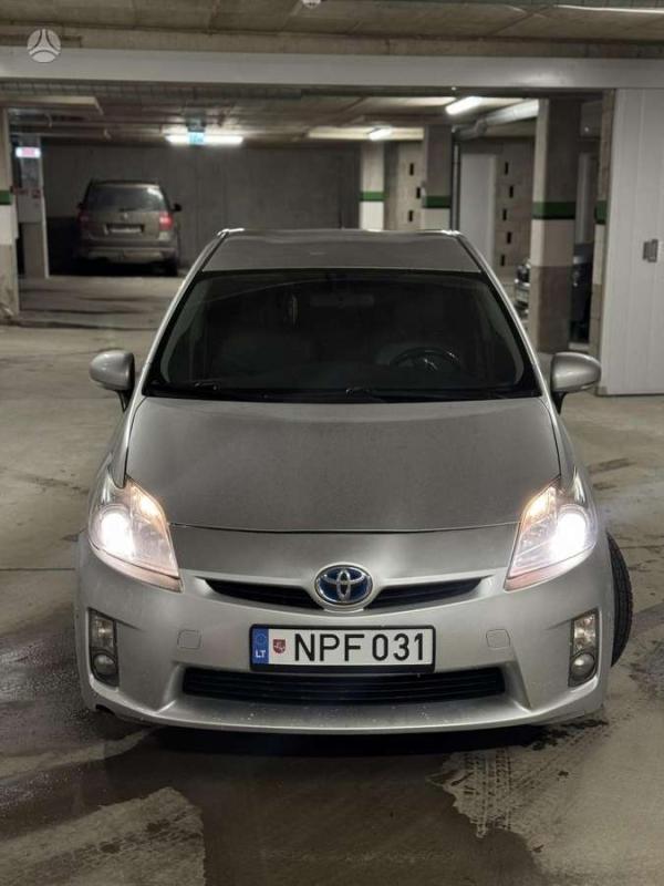 Pelēks Toyota Prius 2011 Viļņa, ar dzinēja tilpumu 1.80 L un nobraukumu 305 tūkst. km par 4850 €, foto 5 vietnē AUTOMOTO.COM.LV