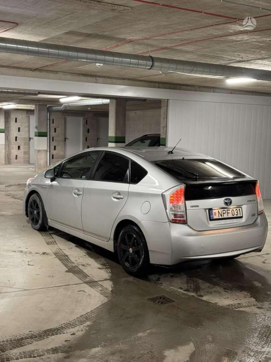 Pelēks Toyota Prius 2011 Viļņa, ar dzinēja tilpumu 1.80 L un nobraukumu 305 tūkst. km par 4850 €, foto 4 vietnē AUTOMOTO.COM.LV