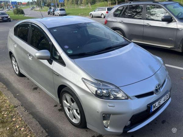 Pelēks Toyota Prius 2011 Viļņa, ar dzinēja tilpumu 1.80 L un nobraukumu 165 tūkst. km par 8500 €, foto 5 vietnē AUTOMOTO.COM.LV