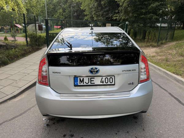 Grey Toyota Prius 2012 in Vilnius, with an engine capacity of 1.80 L and mileage of 156 thousand km for 8500 €, photo 3 on AUTOMOTO.COM.LV