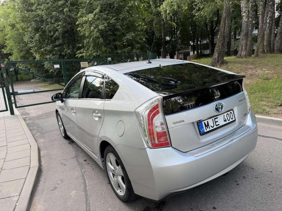 Grey Toyota Prius 2012 in Vilnius, with an engine capacity of 1.80 L and mileage of 156 thousand km for 8500 €, photo 1 on AUTOMOTO.COM.LV
