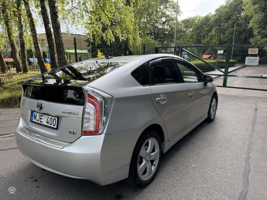 Grey Toyota Prius 2012 in Vilnius, with an engine capacity of 1.80 L and mileage of 156 thousand km for 8500 €, photo 8 on AUTOMOTO.COM.LV