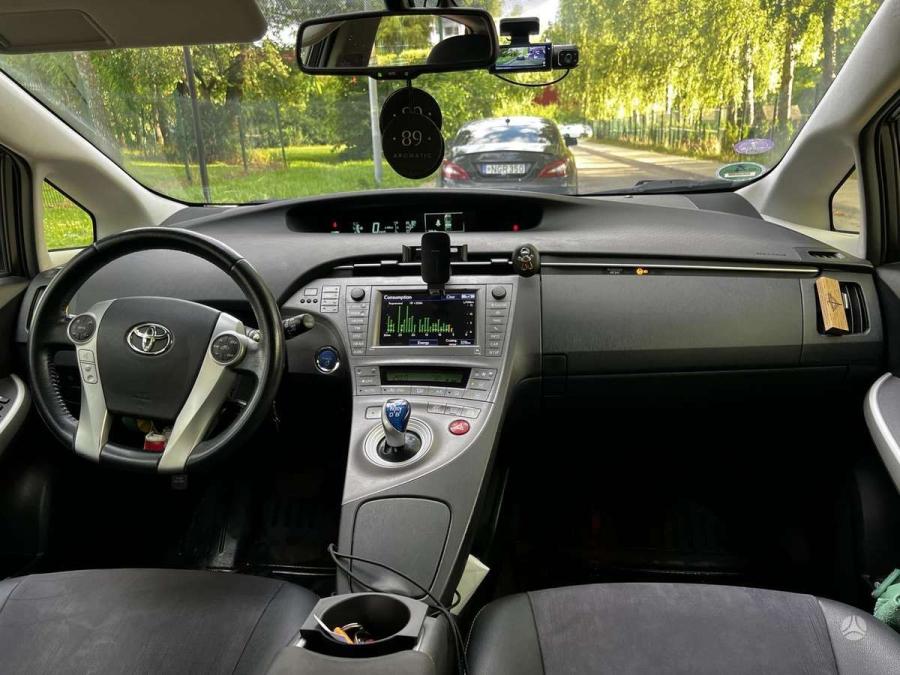 Grey Toyota Prius 2012 in Vilnius, with an engine capacity of 1.80 L and mileage of 156 thousand km for 8500 €, photo 13 on AUTOMOTO.COM.LV