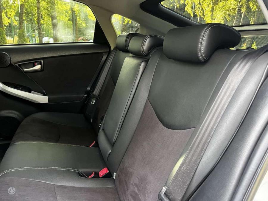 Grey Toyota Prius 2012 in Vilnius, with an engine capacity of 1.80 L and mileage of 156 thousand km for 8500 €, photo 14 on AUTOMOTO.COM.LV