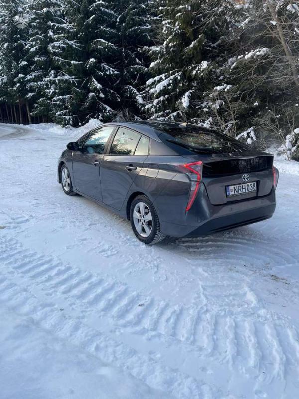 Grey Toyota Prius 2016 in Klaipeda, with an engine capacity of 1.80 L and mileage of 115 thousand km for 12900 €, photo 6 on AUTOMOTO.COM.LV