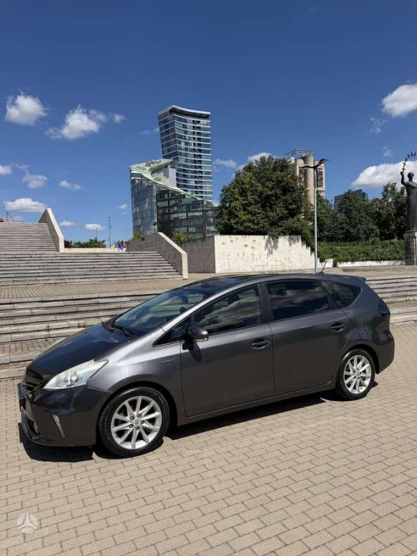 Grey Toyota Prius 2012 in Vilnius, with an engine capacity of 1.80 L and mileage of 210 thousand km for 9500 €, photo 8 on AUTOMOTO.COM.LV