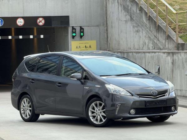 Grey Toyota Prius 2012 in Vilnius, with an engine capacity of 1.80 L and mileage of 220 thousand km for 8990 €, photo 1 on AUTOMOTO.COM.LV