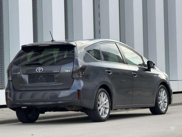 Grey Toyota Prius 2012 in Vilnius, with an engine capacity of 1.80 L and mileage of 220 thousand km for 8990 €, photo 4 on AUTOMOTO.COM.LV