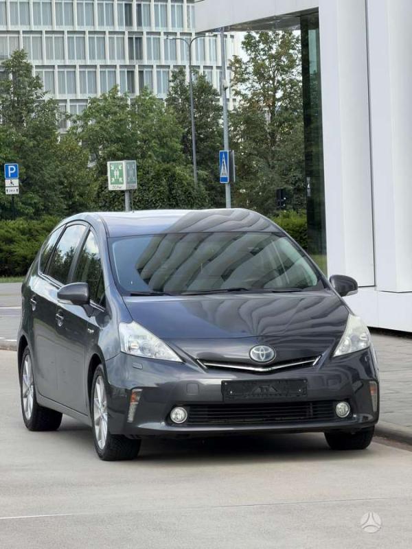 Grey Toyota Prius 2012 in Vilnius, with an engine capacity of 1.80 L and mileage of 220 thousand km for 8990 €, photo 5 on AUTOMOTO.COM.LV