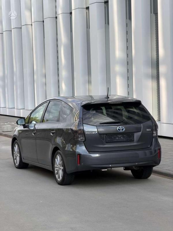 Grey Toyota Prius 2012 in Vilnius, with an engine capacity of 1.80 L and mileage of 220 thousand km for 8990 €, photo 7 on AUTOMOTO.COM.LV