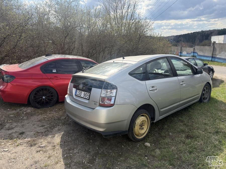 Toyota Prius 2004 in Vilnius, with an engine capacity of 1.50 L and mileage of 238 thousand km for 1600 €, photo 5 on AUTOMOTO.COM.LV