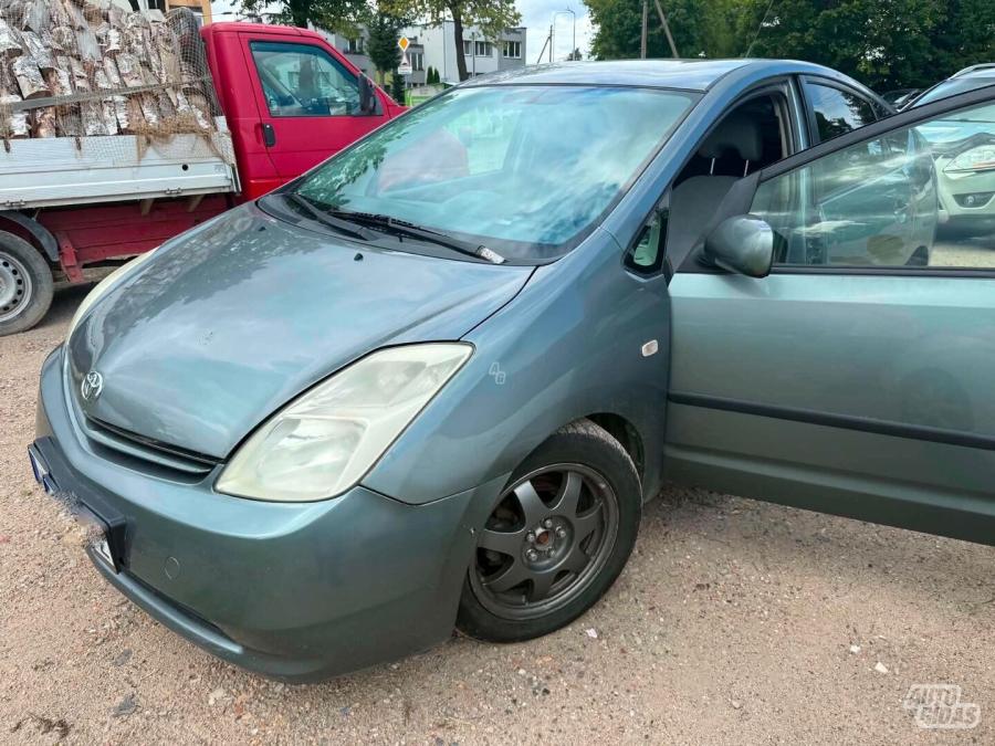 Toyota Prius 2004 in Vilnius, with an engine capacity of 1.50 L and mileage of 300 thousand km for 1749 €, photo 3 on AUTOMOTO.COM.LV