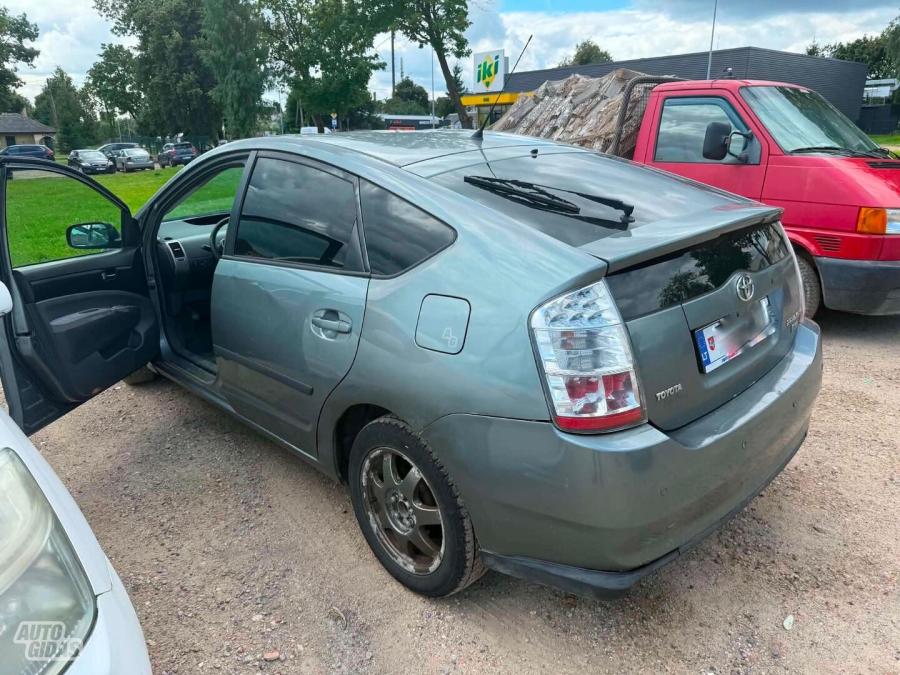 Toyota Prius 2004 in Vilnius, with an engine capacity of 1.50 L and mileage of 300 thousand km for 1749 €, photo 4 on AUTOMOTO.COM.LV